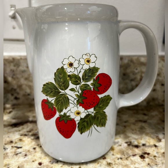 Mccoy | Kitchen | Vintage 97s Mccoy Pottery 1429 Strawberry Milk Juice ...